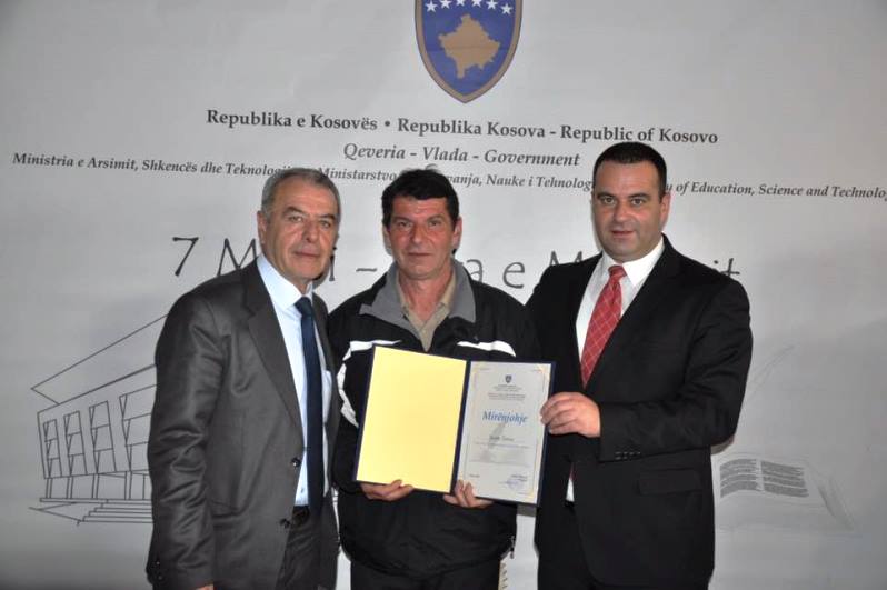 Shukri Shala merr Mirënjohje nga Ministria e Arsimit! | Radio SHARRI ...